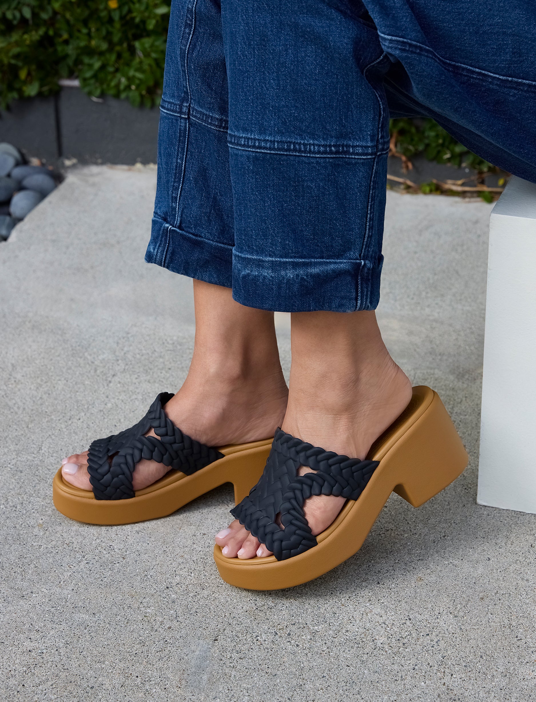 Crocs Brooklyn Woven Slide Heel - כפכפי עקב קרוקס ברוקלין לנשים בצבע ש ...